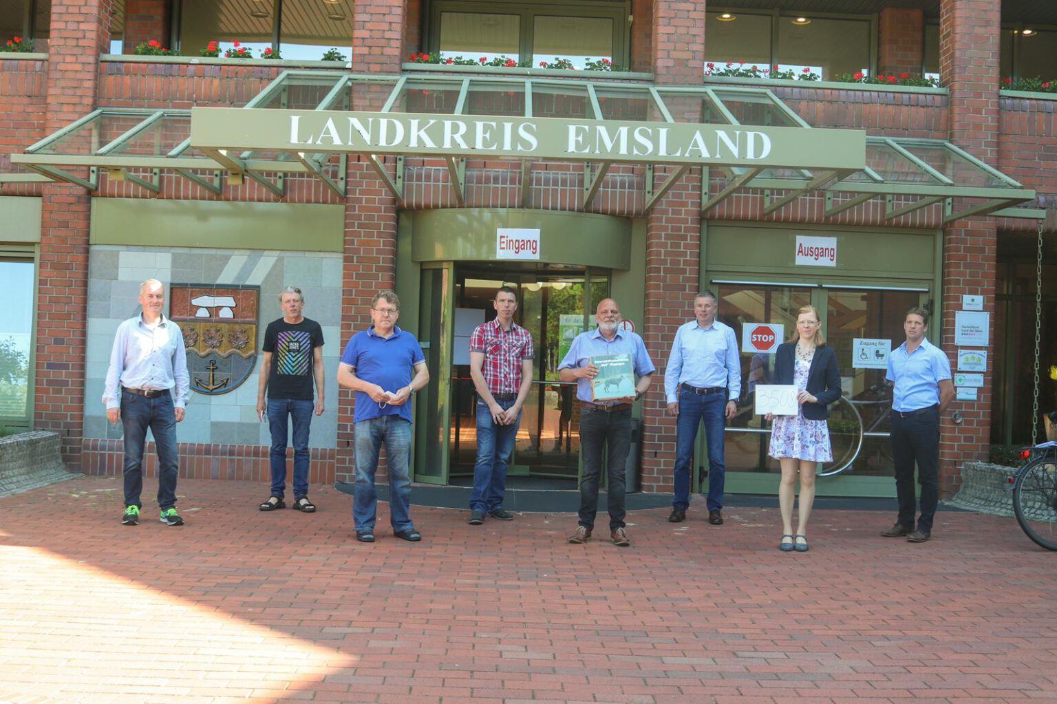 Unterschriften an Landrat übergeben – Hallo-Wippingen